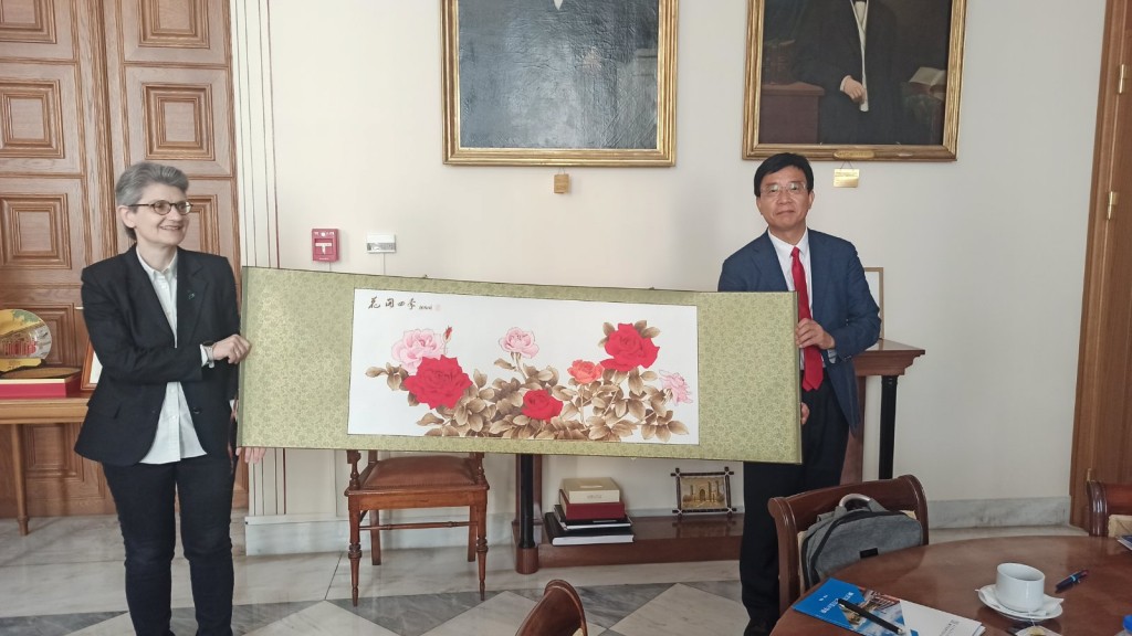 A visit to NKUA by a delegation from Nanyang Normal University - Hub ...